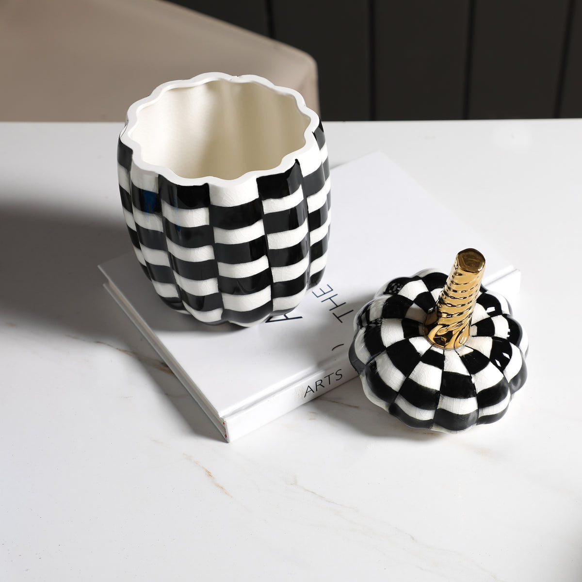 LA-D23068 Ceramic Pumkin Décor – Shadows and Patterns